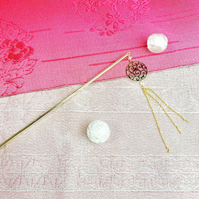 [型番:tw-092]透かしデザインにはさりげなく猫が描かれています。モチーフに長さがあり、動くたびに揺れて可愛いです。■カラー：ゴールドかんざし14.5cm、モチーフW2.0cmH10.2cm※(　)で表記されている数字はヌードサイズです...