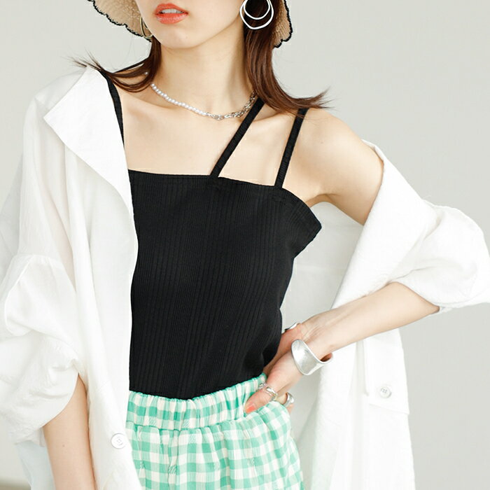 華奢なストラップ使いでトレンド感満載！色違いで欲しくなるテレコリブキャミソール〇表情のあるランダムテレコリブ〇3つの華奢なストラップで後ろ姿までオシャレに〇インナーとして様々なシーンで着回しやすい色展開■デザインフロントは直線的なデザインで...