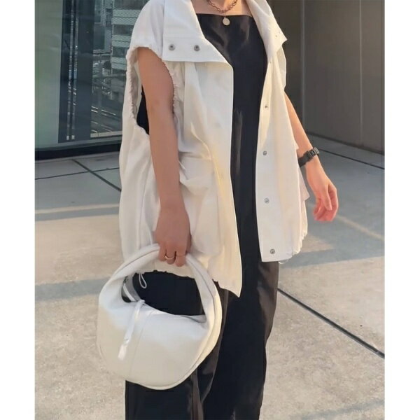 [型番：P1011097]コロンとしたデザインの手提げバッグで、上品さと可愛らしさを兼ね備えた商品です。上品なシボ感のある素材を使用しています。物の出し入れがしやすいように、ハンドル天辺は金具が外れます。※ポケット数:内側×2【お買い物をよ...