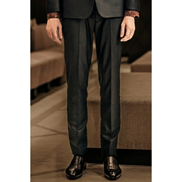 [型番：1700144]【DESIGN】 上品な艶感のあるシャドードビーストライプの梳毛素材を使用したテーパードイージーパンツです。後ウエストベルト部分をゴム入り仕様にすることで、タックイン時のドレス的着こなしと、リラックス感も演出出来るデ...