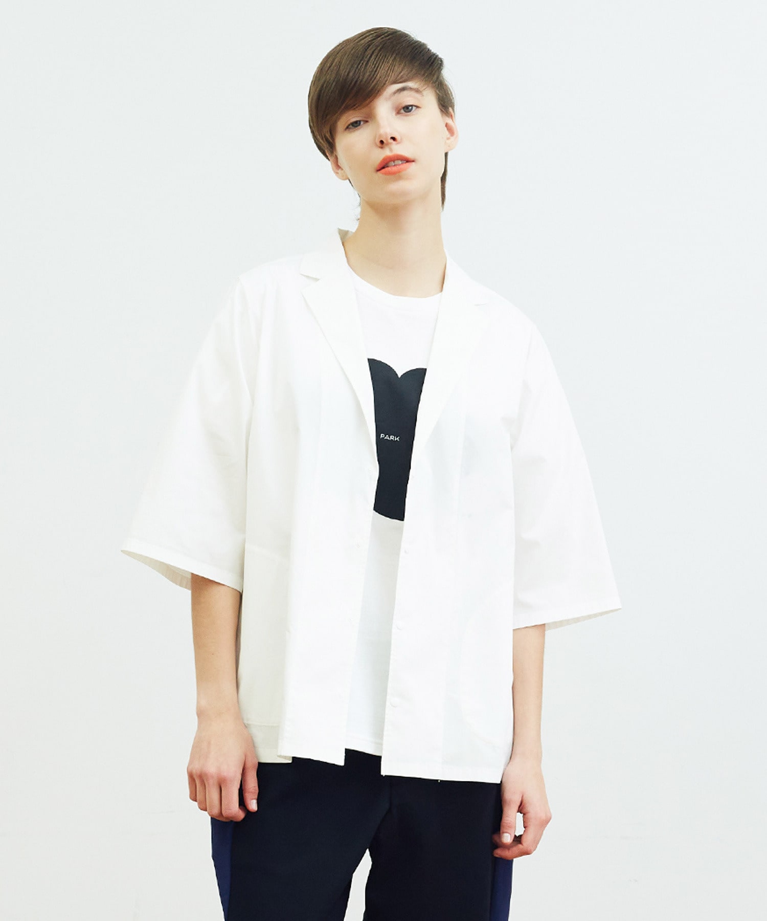 [型番:B1532PFB708]【素材】サラッとした肌触りにマットな質感、ストレッチが効いた適度なハリコシが特徴のシャツ生地。【デザイン】ややゆとりを持たせた身頃に、深めのオープンカラーはテーラードジャケットのような雰囲気も出しています。素...