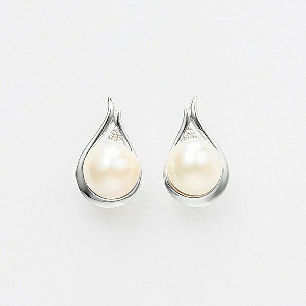 [型番：0242-0585-0019]【AKOYA PEARL】あこや真珠をホワイトゴールドで包み込み、どこかクラシカルな雰囲気のピアス。フォーマルになりすぎずナチュラルな品の良さがあります。上品で柔らかなテクスチャーのパールジュエリーがぐ...
