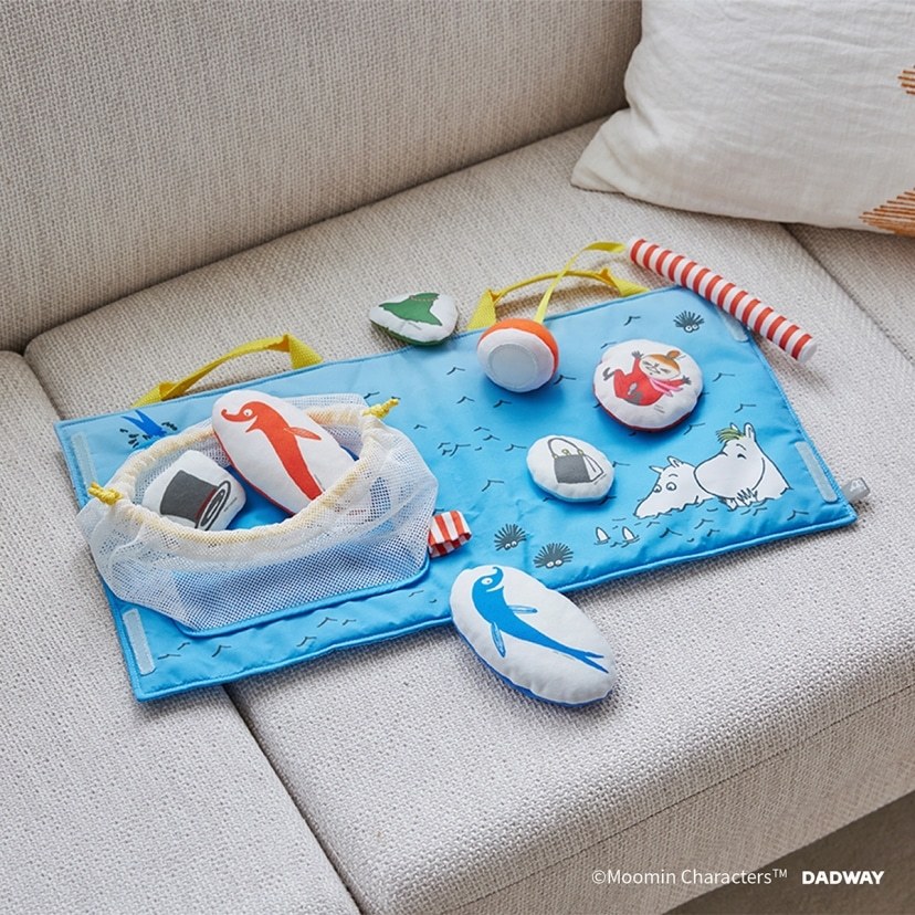 [型番:TYMB013000000]ムーミンと一緒に釣りあそびを楽しもう！ 簡単にくっつくからはじめての釣りあそびにぴったり。捕まえたものは中の網に入れておけます。 どこでも遊べるバッグ型、釣り竿がしまえるホルダー付き。釣りモチーフ6個付き...