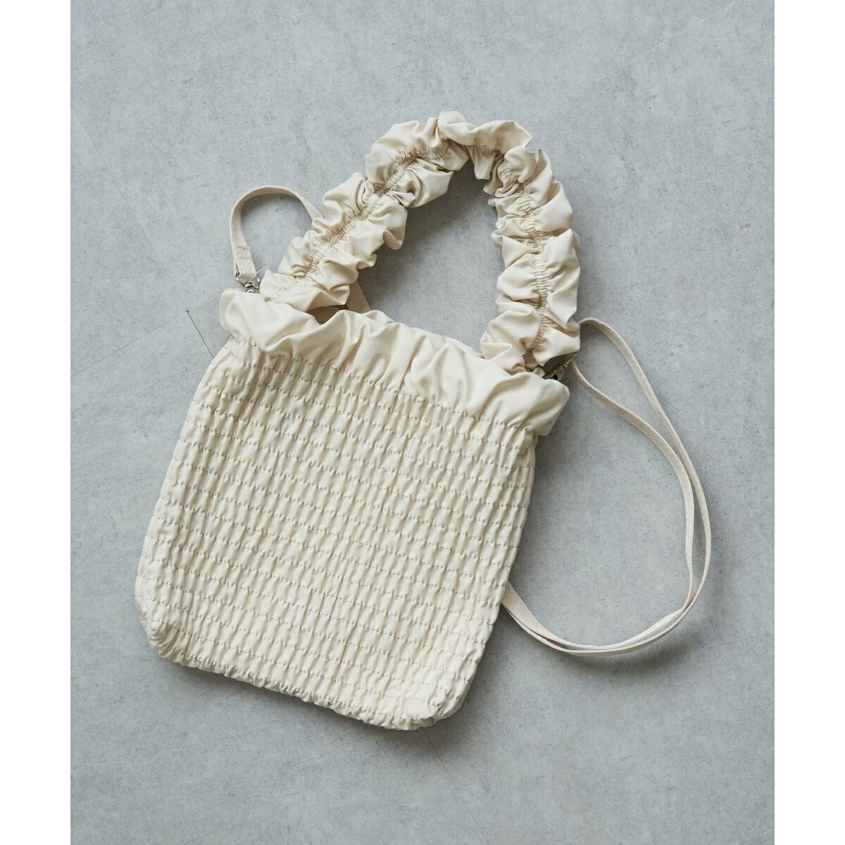 [型番：29710679]クシュクシュっとしたギャザーの表情が華やかな2WAYバッグ。本体部部分だけでなく、キャザーハンドルになっているのもポイント！＜b＞【デザイン】＜/b＞ハンドルとショルダーの2WAYでお使いいただけます。内側はファス...