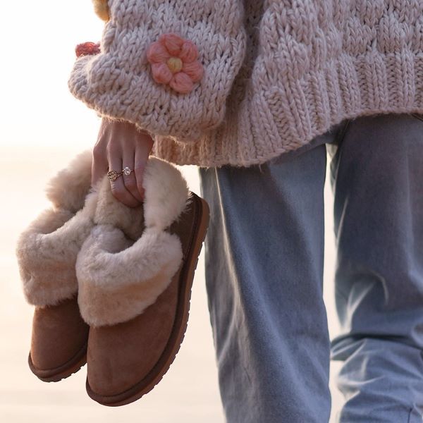 [型番:WP11850]最高品質のシープスキンでオーストラリアの靴職人が丁寧に作り上げたプレミアムなムートンブーツ。筒部分は前面と後面をそれぞれ独立して折り返しが可能で4パターンの多彩なスタイリングが楽しめるアイテム。ムートン(シープスキン...