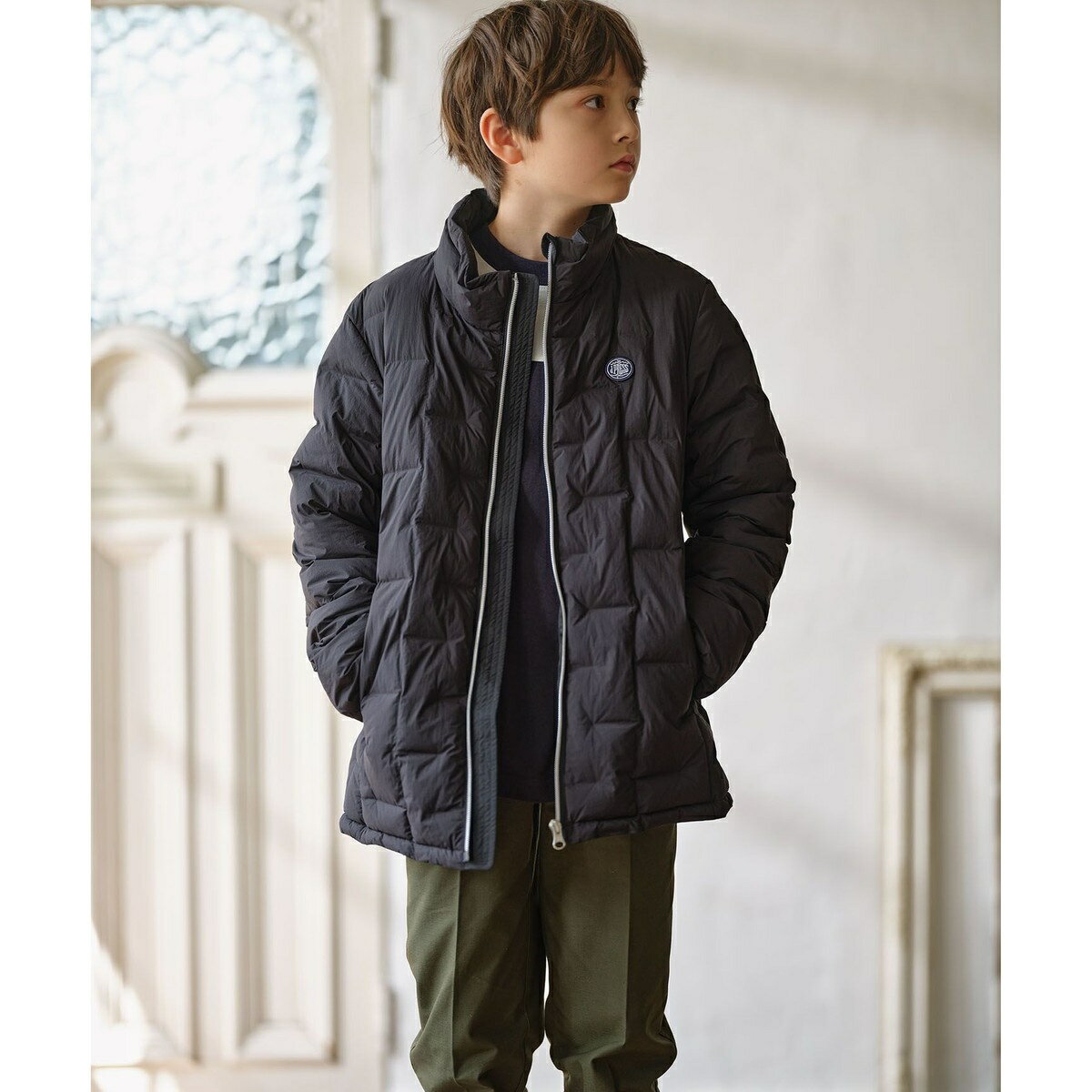 [型番：SCJPSW0753]【2023 AUTUMN＆WINTER】今年は新しく中綿のショートコートが登場！シンプルなデザインにJ.PRESSのロゴが映えます。丁度よい着丈でカジュアルなボトムスとの相性も抜群です。着用感もとても軽く、普段...