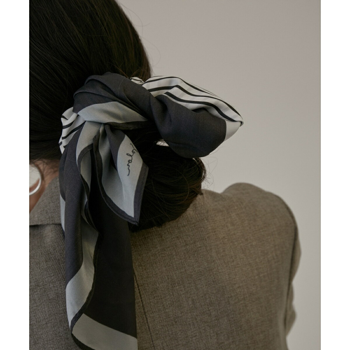 [型番：SHN43060]【シルク100％の滑らかな肌ざわりがポイント。様々な用途でマルチに使える大判ストール】■デザイン/シルエットSALONの「S」をモチーフにしたジオメトリック柄のスカーフ です。肩や首に巻いた時に、単調な見え方になら...