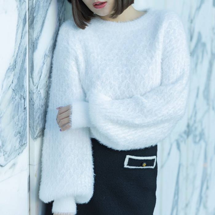 大人フェミニンを叶える愛らしいシャギーニット。ふんわりとした手触りで肌当たりが柔らかく、程よいボリュームが出る厚さがポイント。毛足の長いシャギーニットは、リブ地をベースに表面にクロス柄を出した、他にない編み地にこだわりが光ります。着丈はやや...