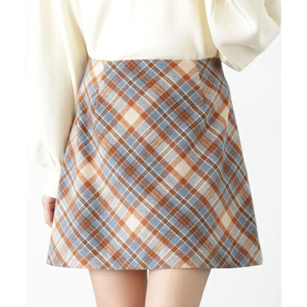 [型番：1313220022]旬なスタイリングに見せてくれる台形ミニスカート。無地ブラックのほかに、流行りのバイアス(斜め)使いにした、新鮮なチェック柄を2色展開で揃えました。表面は起毛感のある厚手の素材を使い、秋冬にぴったりなカラーリング...