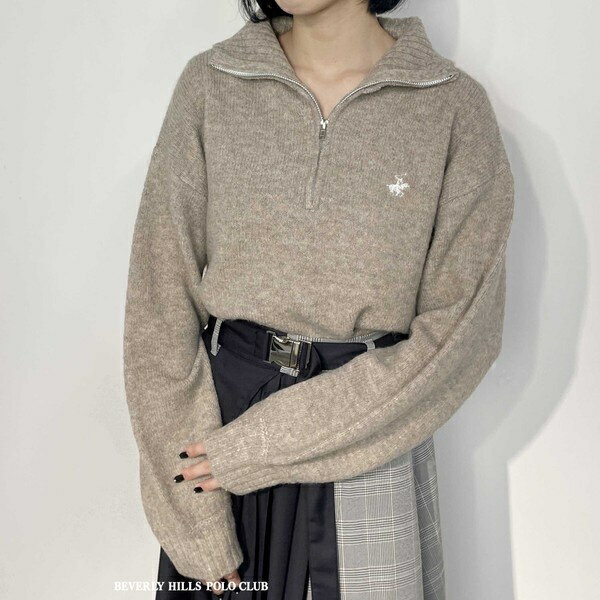 [型番：3563-6017]BHPCのワンポイントのトレードマーク刺繍が入ったハーフジップニットが登場！肌触りが良く、ふんわりと温かい糸を使用しており、インナーにタンクトップやカットソーを合わせてジップを開けても良し、1枚でスタンドカラーで...