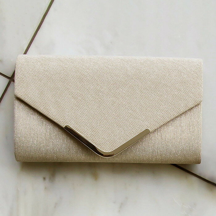 [型番:723400]微粒子のラメをちりばめた煌めきが美しいパーティーBAG。チェーンは2本付属しています。取り外し可能です。内側にはポケットが1つ。ベージュのみ金具がゴールドです。シルバーとブラックの金具はシルバーです。光の当たる角度によ...