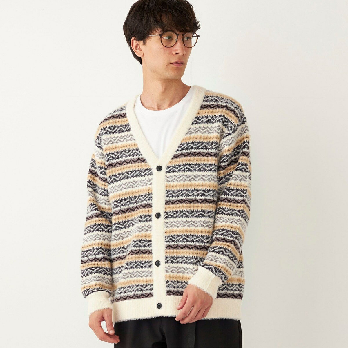 [型番：216450003]■23AW■凹凸のある見え方が特徴的なジャカードのカーディガン。シャギー系の糸は全体ではなく一部に使用しているためモコモコしすぎず、アウターを着込む際も着心地よく着ていただけます。総柄やシャギーでトレンド感を取り...