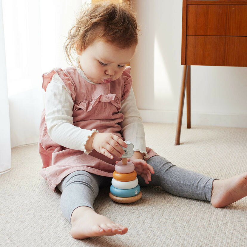 [型番:TYPR44005]子どもの手になじみやすい、ころんとしたフォルムのしろくまスタッカー。大きい順にリングを重ねたり、ゆらゆら揺らして遊ぶことができます。やさしい色合いでギフトにもおすすめ【お手入れ方法】●乾いた布や水で濡らし固く絞っ...