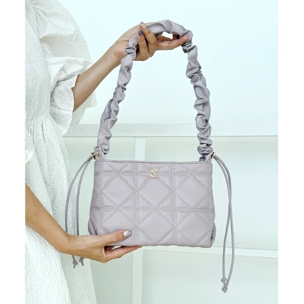 [型番：P1021390]持ち手のくしゅくしゅ感がおしゃれ度をアップさせてくれる！トレンドのキルティングにロゴのプレート付き！マチがあり必須なアイテムは収納できるサイズ感。※ポケット数：内側×2（ファスナー付×1）【お買い物をよりお楽しみい...