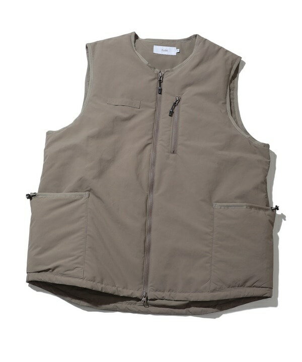 [型番：M0133FV501]超軽量・撥水素材「CUBETEX」を使用した中綿ベスト。ナチュラルな表情のある素材でありながら、型崩れしにくい機能素材です。サイドには後ろ見頃までまわる大きなユーティリティポケット、胸にはジップポケット、内側に...