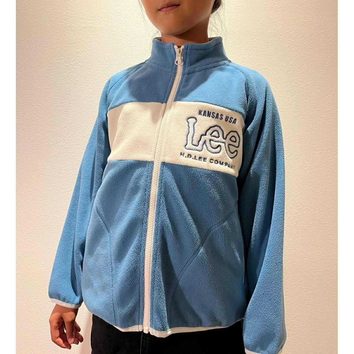 [型番：LK0843-0001]肌触り、軽さ、暖かさを持ち合わせた着易いフリース素材で立ち襟で首回りの保温性があり、前開き仕様で着易く、胸元の切り替えデザインが着こなしのポイント。スウェット感覚で着ることが出来るため使い勝手が良く、幅広いア...