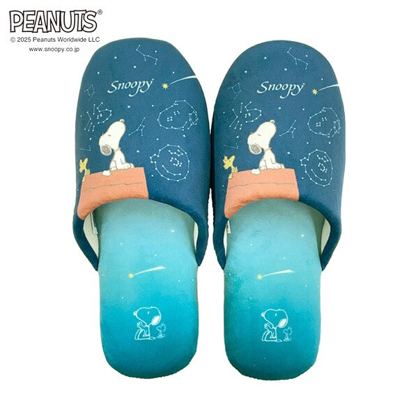 [型番:SNホシゾラSP]星空をテーマにした、スヌーピーたち星座が可愛いらしいデザインの、トイレ用スリッパ。星空スヌーピー、PEANUTS。星座の形にもこだわった、デザインです。洗濯機で丸洗いできるので、衛生的に使えます（ネット使用、タンブ...