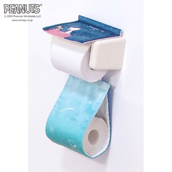 [型番:SNホシゾラPH]星空をテーマにした、スヌーピーたち星座が可愛いらしいデザインの、ペーパーホルダーカバー星空スヌーピー、PEANUTS。星座の形にもこだわった、デザインです。洗濯機で丸洗いできるので、衛生的に使えます（ネット使用、タ...