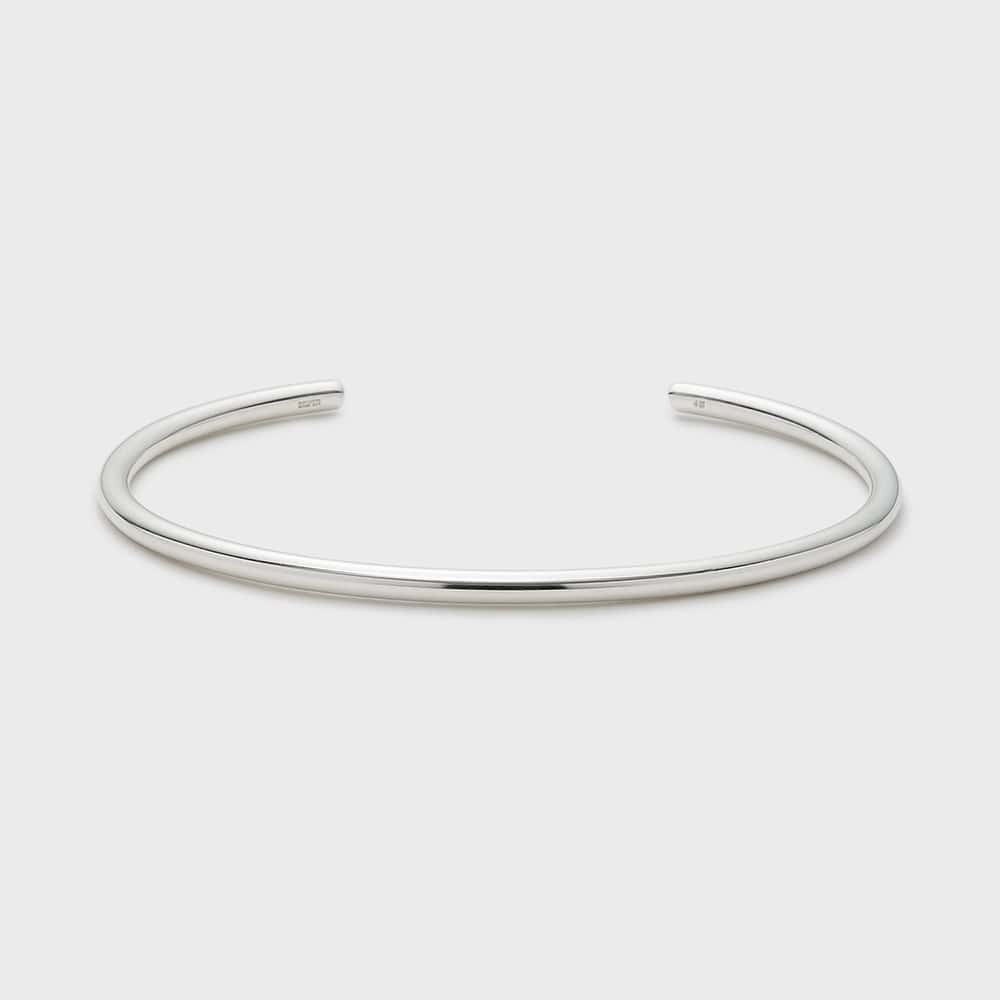 [型番：30234114011]艶やかな地金で美しい曲線を描いたバングル。華奢なリングともボリュームのあるリングとも合わせやすい絶妙な太さにこだわり仕立てました。削ぎ落とされたシンプルな線で描くバングルは、ハンサムな手元を演出します。SとM...