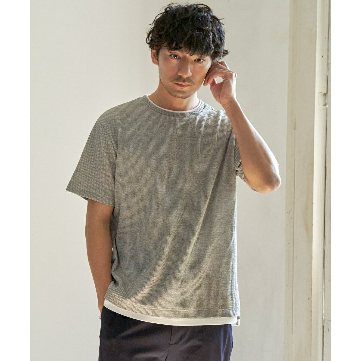 [型番：11321141]インナーをレイヤードしているような、ワッフル生地のTシャツ。フェイクデザインのため、重ね着特有のゴワつきもなく快適な着心地です。【素材】目が粗くサラッとした肌触りのワッフル素材。【デザイン】ネックと裾部分に別生地を...