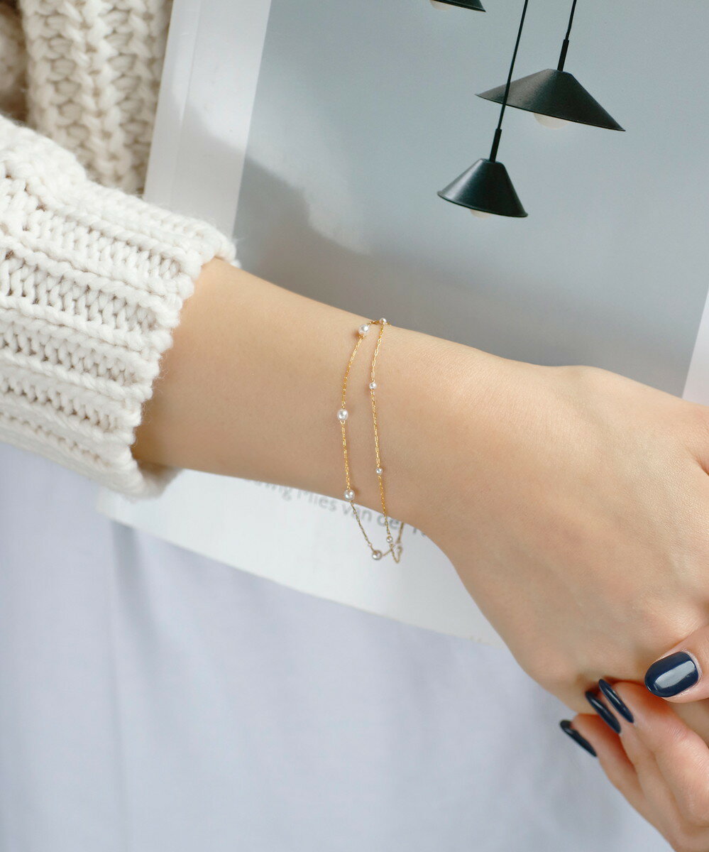 「ステンレス素材」のアクセサリーは、耐久性がありデイリー使いにぴったりの優秀アイテム。パールと華奢な2連のチェーンが、手元に女性らしい印象を与えるブレスレット。デイリーにはもちろん、結婚式やパーティーなど華やかな席にもぴったりのアイテムです...