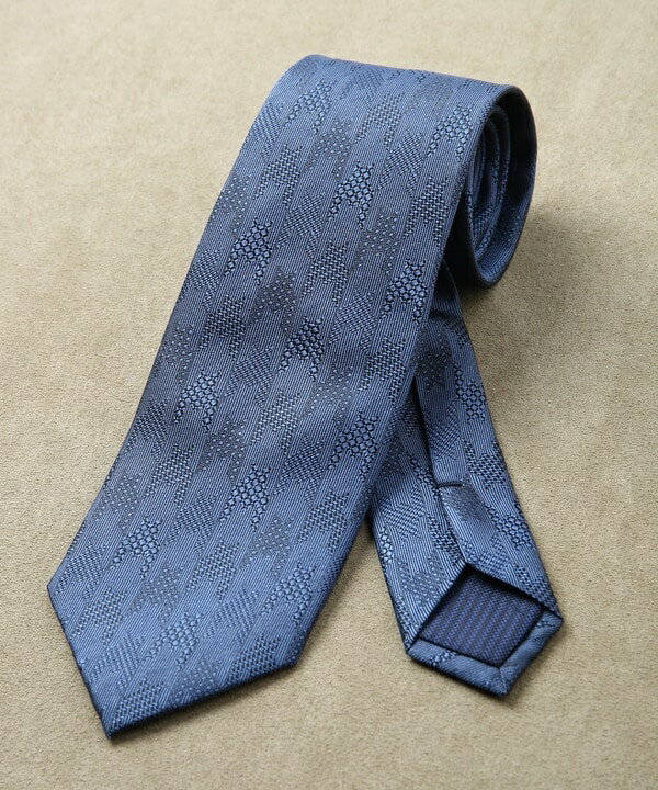 [型番：M0141ENT608]【さりげないデザインがおしゃれなネクタイ】シンプルに見えてシャドー千鳥柄のデザインがポイント。シルク100%の上品な光沢感と、肌触りがしっとりとした素材を使用しています。高級感ある見た目だけではなく、締めやす...