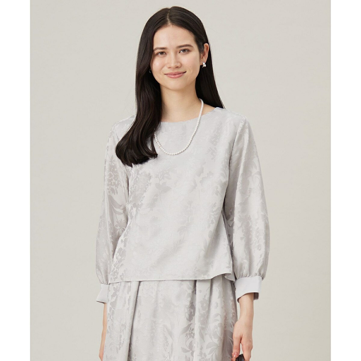 [型番：BLWRCS0004]1枚で華やかになるオパールプリントブラウス■デザインブーケのように様々な種類の花柄をオパールの透け感で表現し、さりげない陰影感が特徴のプリントブラウスです。前身頃と袖はオパール、後身頃とカフスは無地の別布でブロ...