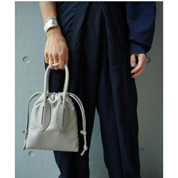 [型番：7854976710]★2024SS Collection★ADD CULUMNのブランドアイコンの一つである『TURN』は本体をヴィーガンレザー紐でかがる仕様が特徴のシリーズです。『TURN - S』はハンドルデザインが際立つミド...