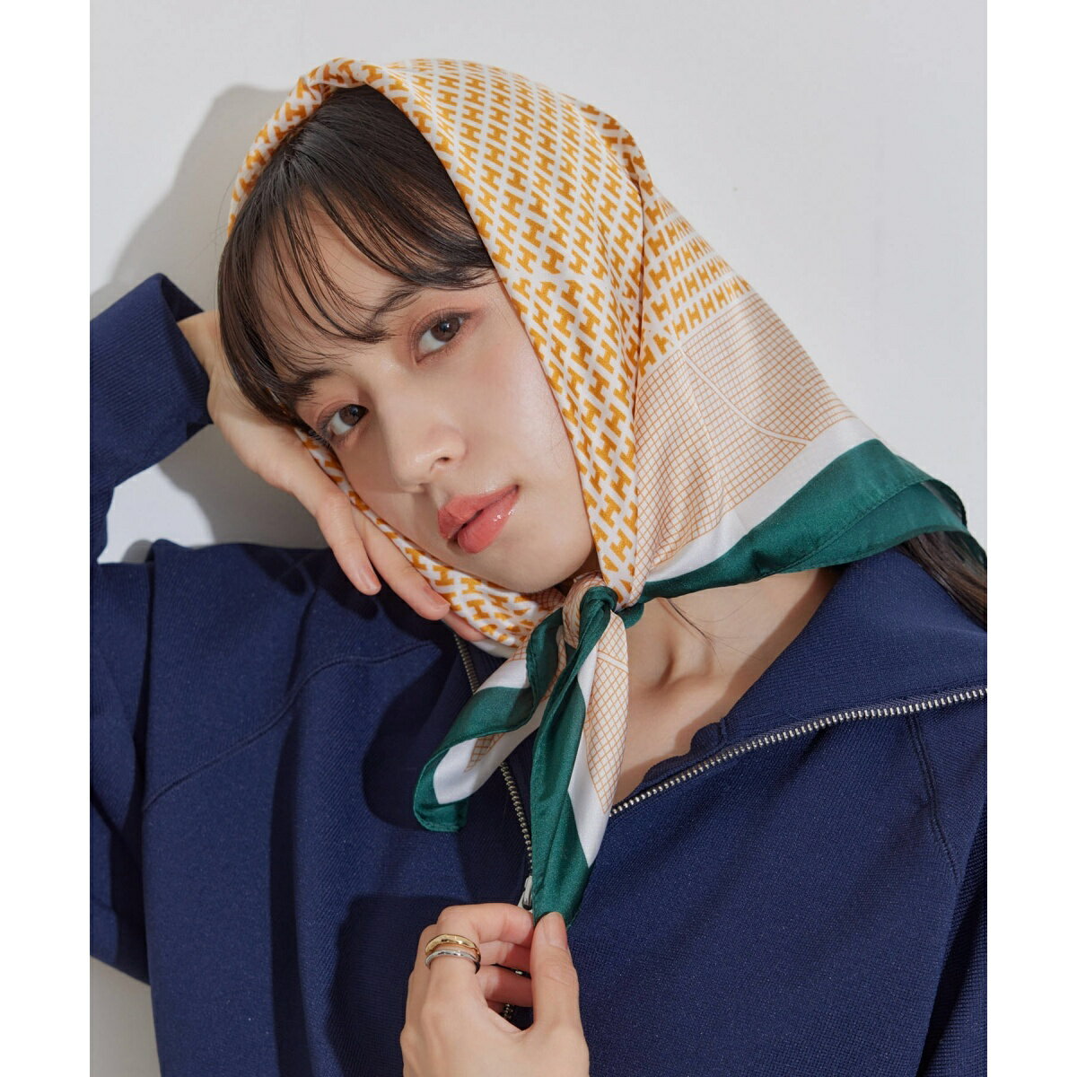 [型番：BVN14020]【スタイリングのアクセントにおすすめ！】【デザイン・シルエット】大人柄のスカーフです。首回りやバッグに巻いていただけるのはもちろん、ヘッドアクセサリーとして頭に巻いたり、髪に編み込んでいただいていつもの編み込みヘア...