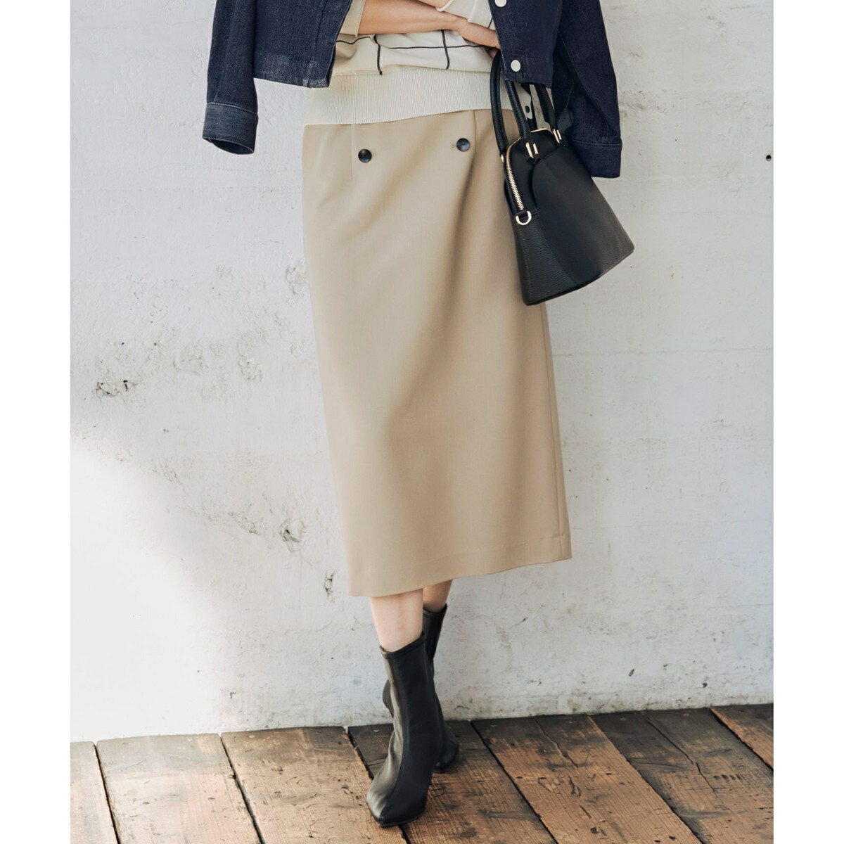 [型番：SKWMCM0210]オンオフ使えるマリンディティールスカート■デザインマリンディテールのメタル釦がポイントのスカートです。すっきりとしたストレートシルエットですが、ウエスト見返しはゴムで仕立て、ストレッチ性を持たせた着心地の良さが...