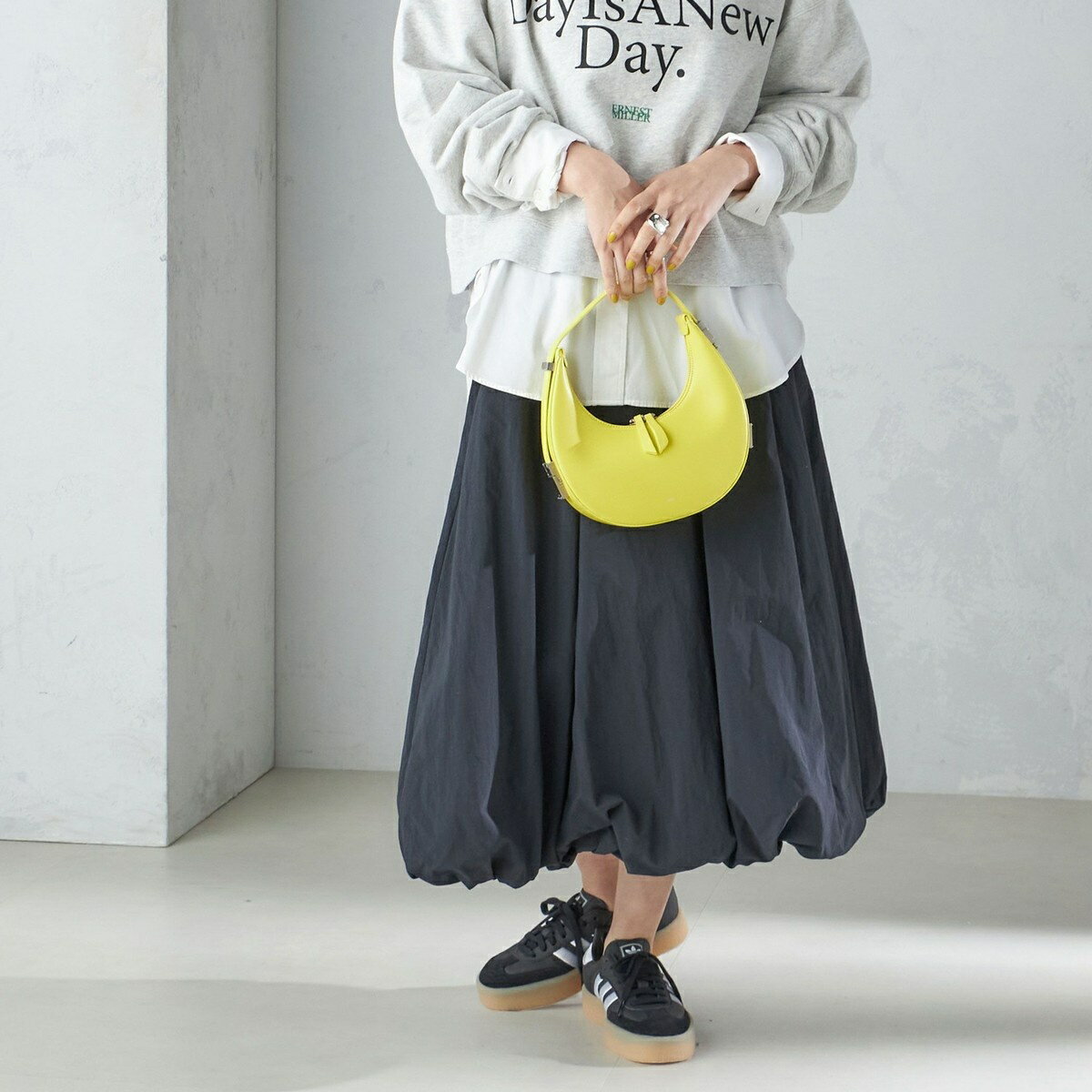 [型番：313200693]—24SS—大人女子におすすめしたい！トレンド感のあるバルーンスカート■デザイン程よいボリューム感と立体感あるのバルーンフォルムに拘ったスカート。抜け感ある絶妙な着丈で軽やかな印象に仕上げ、スタイリングを新鮮にア...