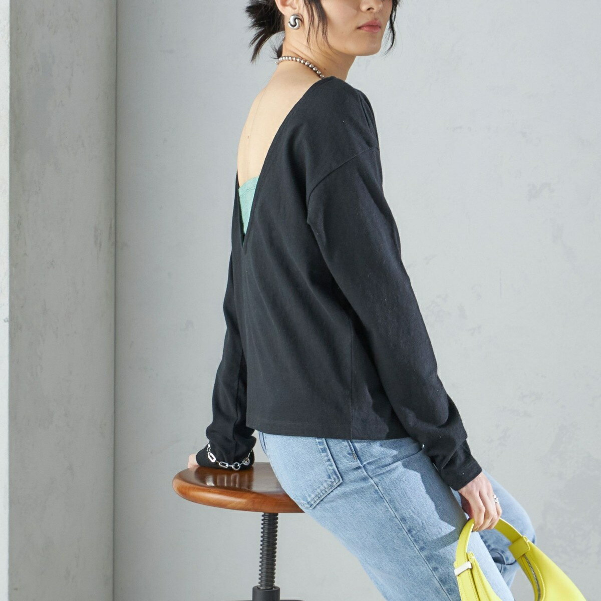 [型番：312011118]—24SS—後ろ姿が美しいカットソーがSHIPS別注カラーで登場！■デザイン24SS新作のラフィー天竺バックオープンロングスリーブTシャツ。バックが大きく開いたルーズな雰囲気で、大人っぽく着ていただける一枚。国際...