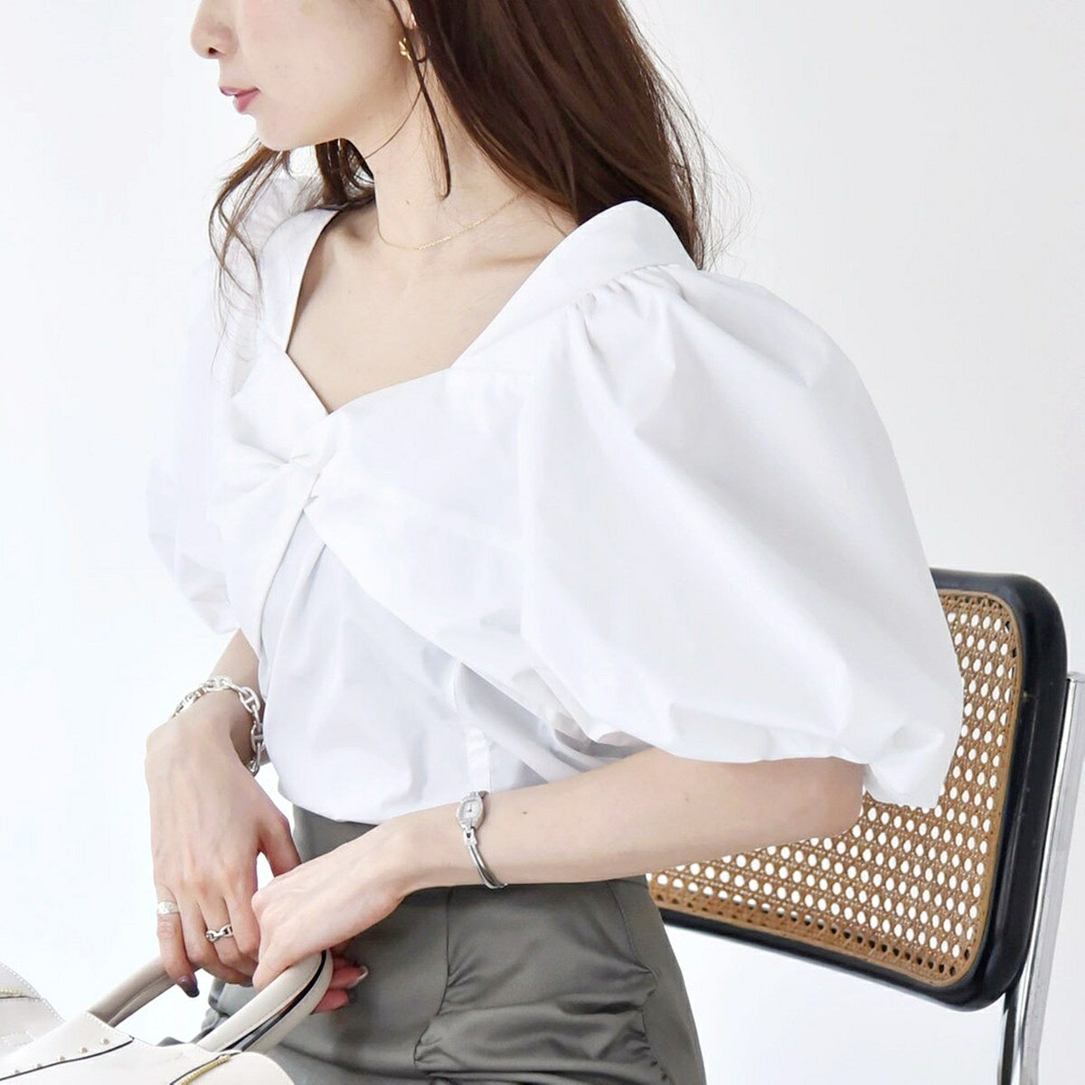 [型番：611110008]2024SSseason thema「less is more」-Design-一枚で目を引く主役級のブラウス。胸元のツイストが程よくエレガントな印象で、今年らしいデザインです。すっきりとしたウエストとは対象的に...