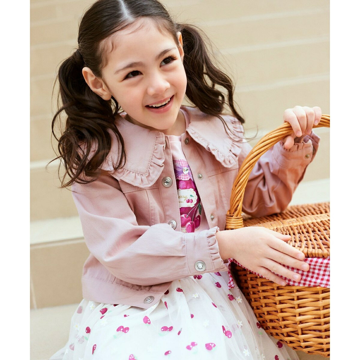 [型番：JKFKCS0323]フリルのセーラーカラーがかわいい、デニムジャケットPOINT●フリル付きセーラーカラーがキュート●襟にはピンクのロゴ刺繍入り♪●ママとのリンクコーデも叶う！■デザイン春の定番アイテム、デニムジャケット。フリル付...