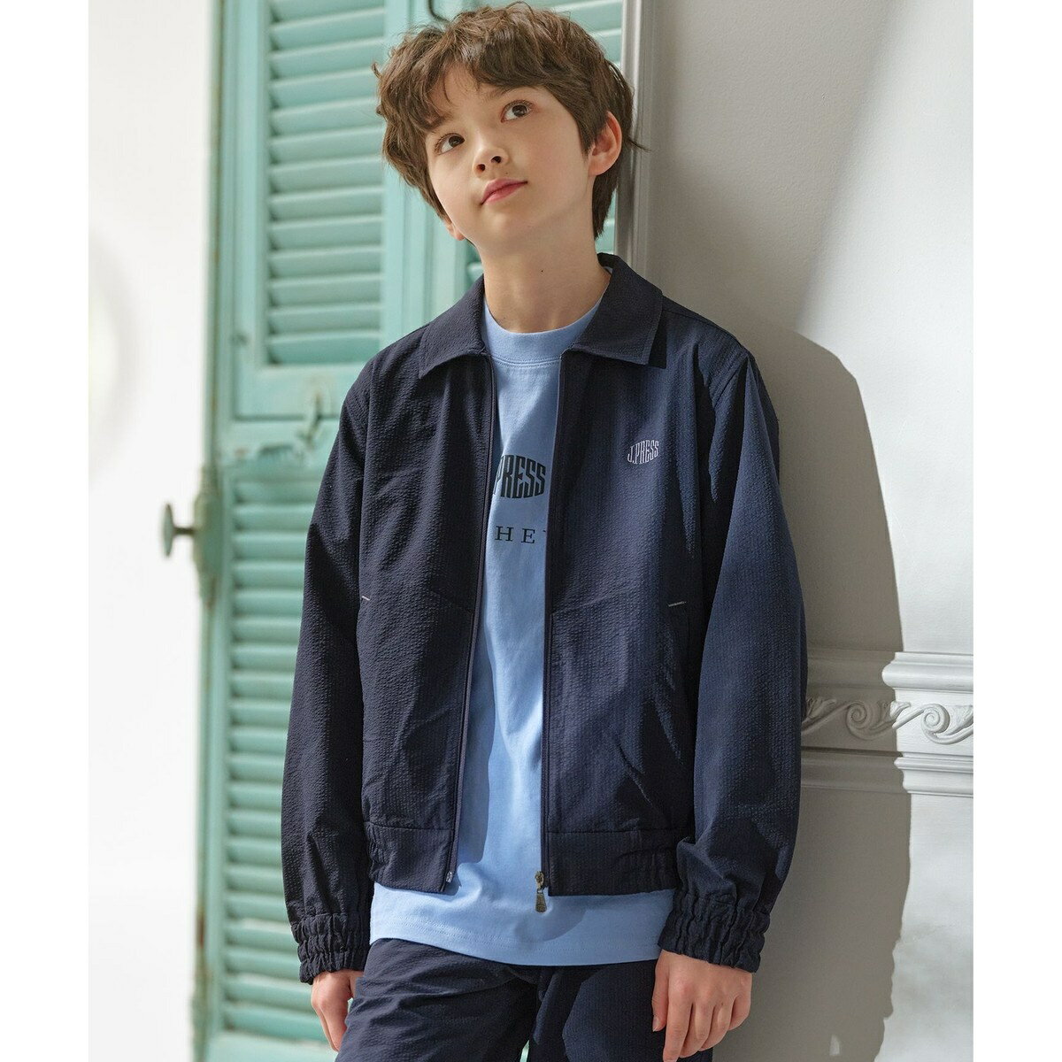 [型番：JKJPCM0503]【2024 SPRING ＆ SUMMER】セットアップでも着用可能なNEWアウターが登場！まだ肌寒さが残る春先までお使いいただけるブルゾンです。ファスナーのスライダー部分にはJ.PRESSのロゴ入りでさりげな...