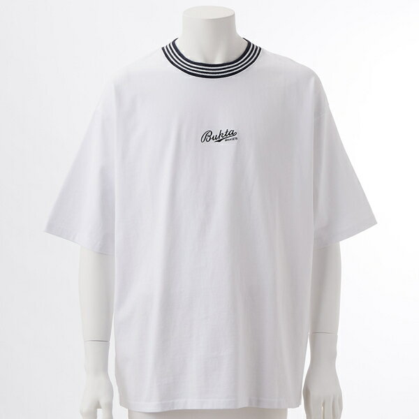 [型番:BU2345805]16番単糸のヘビーウェイト空紡天竺を使用したプリントTシャツです。空紡糸特有のドライでナチュラルな硬めの素材感で、さらりとした着心地です。横編みで編み立てた襟のラインリブがアクセントになったスポーティーなデザイン...