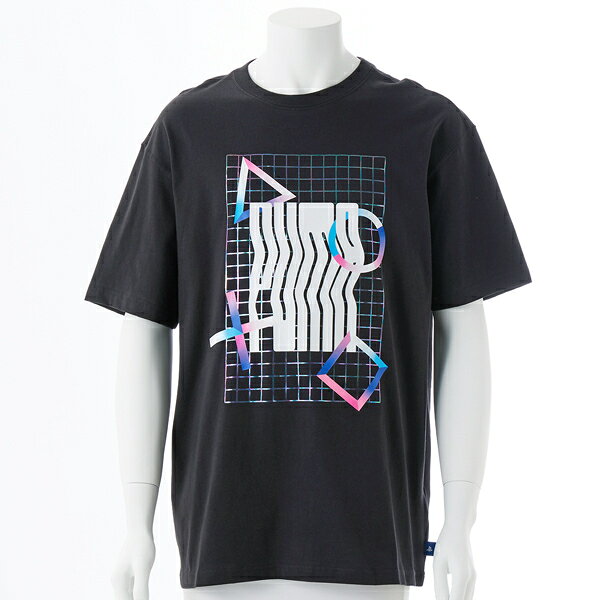 [型番:624694]PUMA x プレイステーションのコレクションより、グラフィックTシャツが登場。プレイステーションのゲームコントローラーをオマージュしたカラーとグラフィックデザインが特徴的なデザインのアイテムです。この商品はインポート...