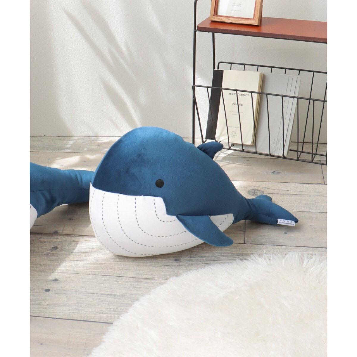[型番：30532544]LBC で毎年人気の海の生き物クッションシリーズ！インテリア映えもバッチリなクジラクッション Mサイズです。クッションやお昼寝枕、抱き枕として、ぜひともくつろぎタイムの相棒に！海の生き物が好きなお子さまにもおすすめ...