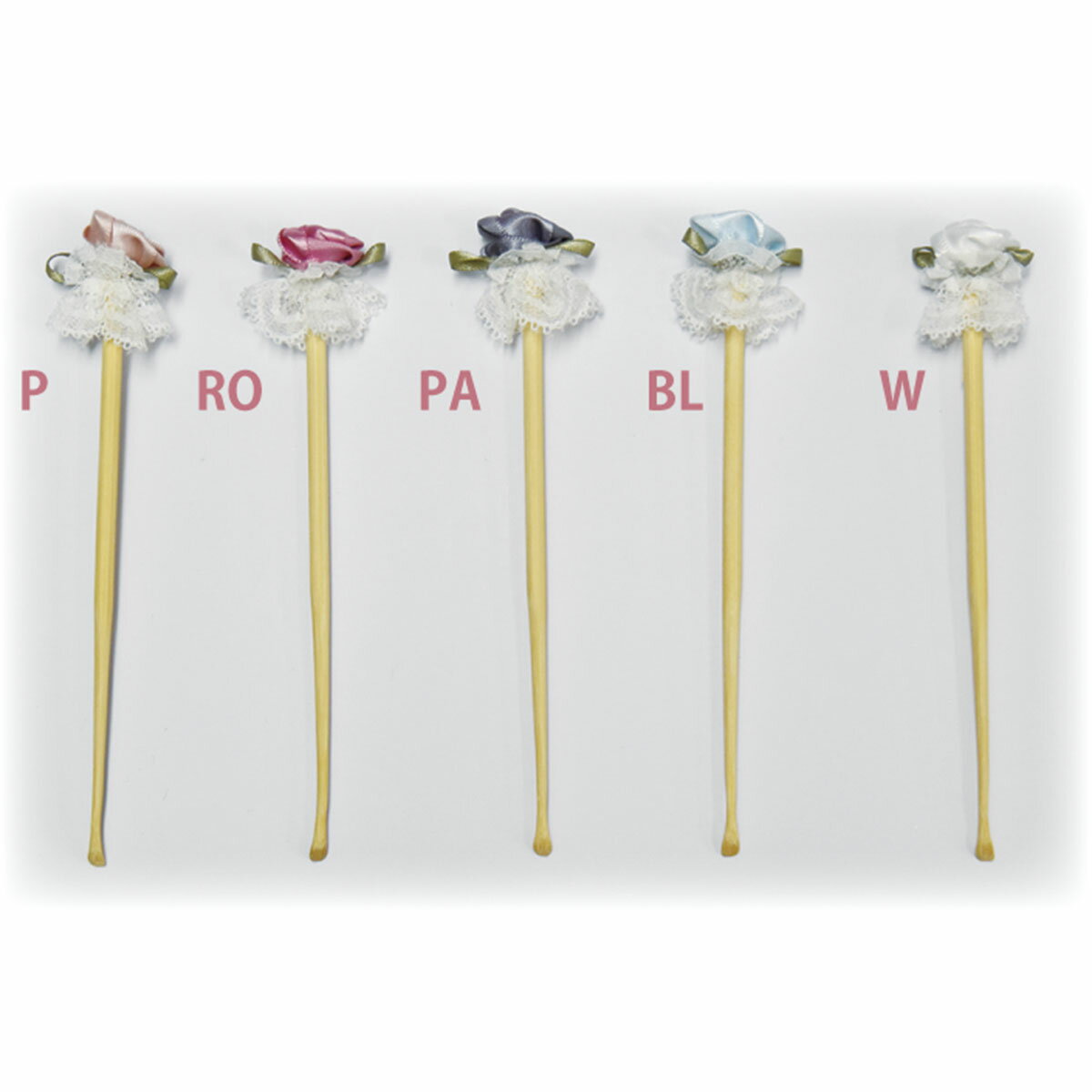 [型番:05AMA-704][型番:05AMA-704]商品名：プチフラワー耳かき同色3本セットサイズ：約縦13cm×横2cm素　材：本体/竹　レース/ナイロン100%　巻きバラ/ポリエステル100%重さ：約15g（個体差あり）原産国：日本...