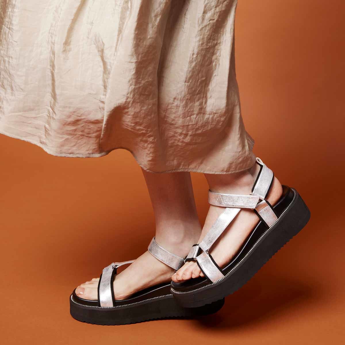 [型番:DML1926]◇モデロ MODELLO ウェッジサンダル◇安定感抜群のウエッジヒールが特徴のサンダル。シンプルなデザインは洋服を選ばず合わせやすい。■カラー：ブラック、シルバー、ホワイトヒールの高さ：4cm※(　)で表記されている...