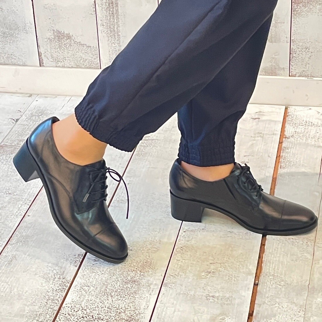 [型番:ATC261]オーセンティックなデザインを上質なレザーとスマートな木型にのせてフェミニンに仕上げたキレイめトラッドシューズです。アッパーには上質なイタリアンレザーを採用し、美しい光沢感と色合いを楽しめます。キャップトゥ(ストレートチ...