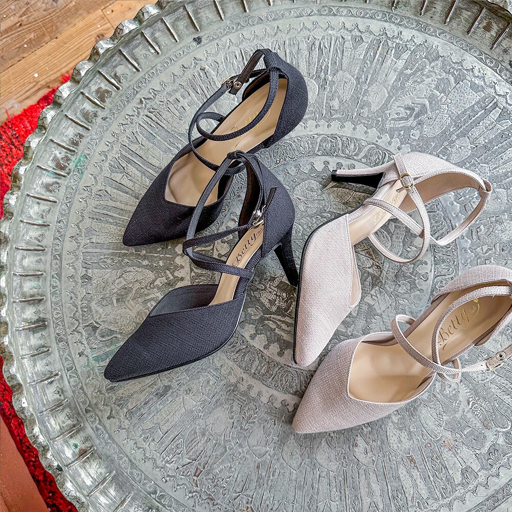 【Betty Club 24SS新作商品】華やかなシーンにぴったりの、エレガントなヒールパンプス。クロスした細ストラップが足元を華奢でキレイに魅せてくれます。ポインテッドトゥにVカットラインと細身ストラップですっきりとしたリッチな印象。甲を...