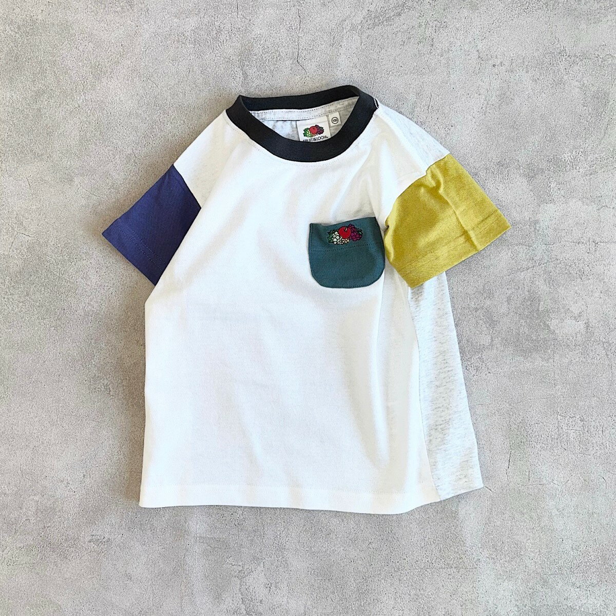 【FRUIT OF THE LOOM】毎年人気の”FTLポケットT”が今年も入荷しました！胸元のフルーツのワンポイント刺繍がオススメ☆コットン100％で肌ざわりがよく着心地◎シンプルTシャツなのできょうだいやお友達とリンクコーデもオススメ。...