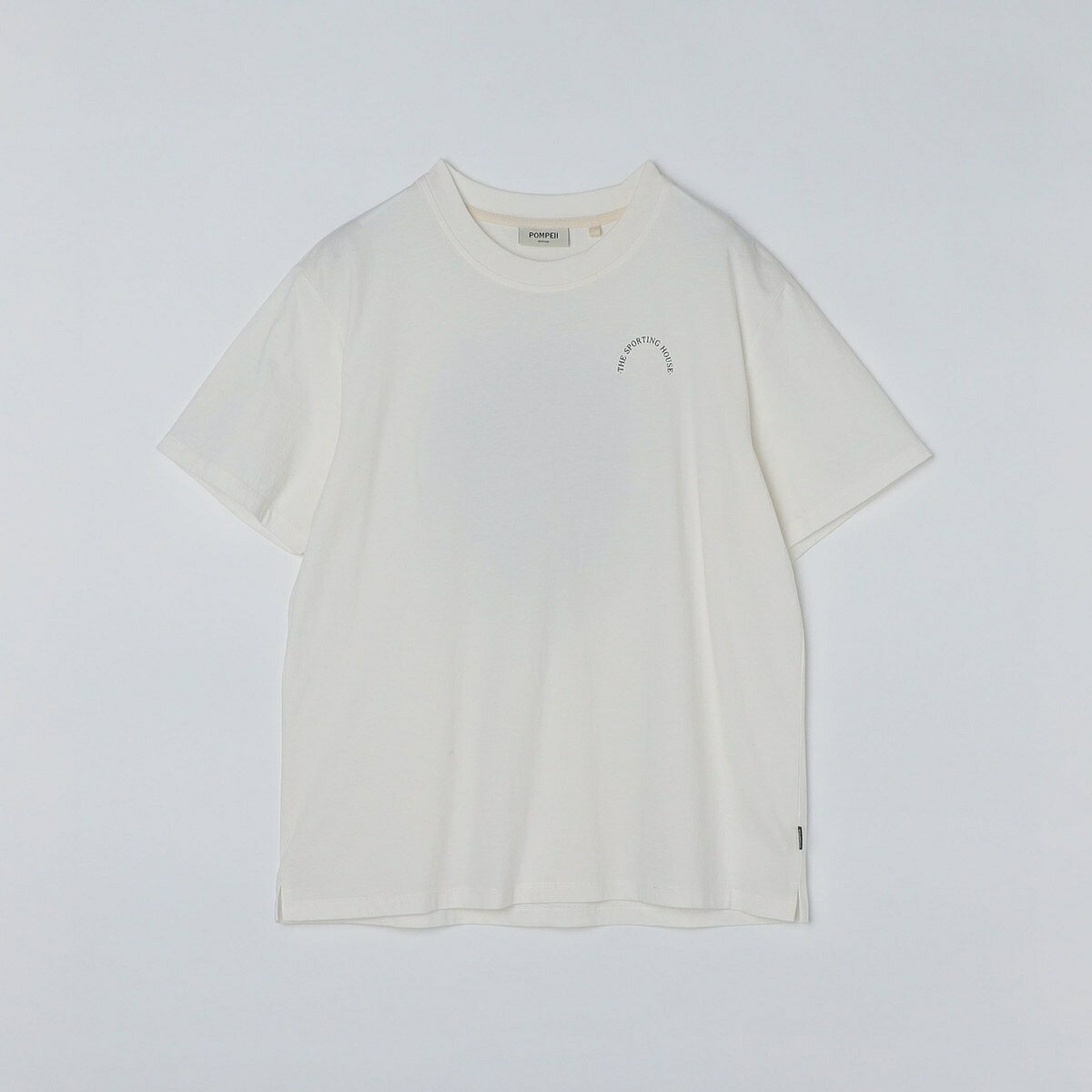 [型番：112115576]POMPEIIのグラフィックプリントTシャツPOMPEIIの今シーズンのテーマである”レジデンスホテル”からインスパイアされたグラフィックが特徴のTシャツ。フロント部分にはアーチ状に描かれたブランドロゴ。バックは...