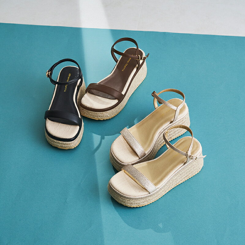 細身のベルトデザインにコロンとした厚底のバランスが可愛いサンダルは、ジュート素材のヒールとキャンバス素材のインソールで、履くだけで夏の気分をぐっと高めてくれる優秀アイテム。定番のブラックやフェミニンに履きやすいブラウンに加え、今季も注目のシ...
