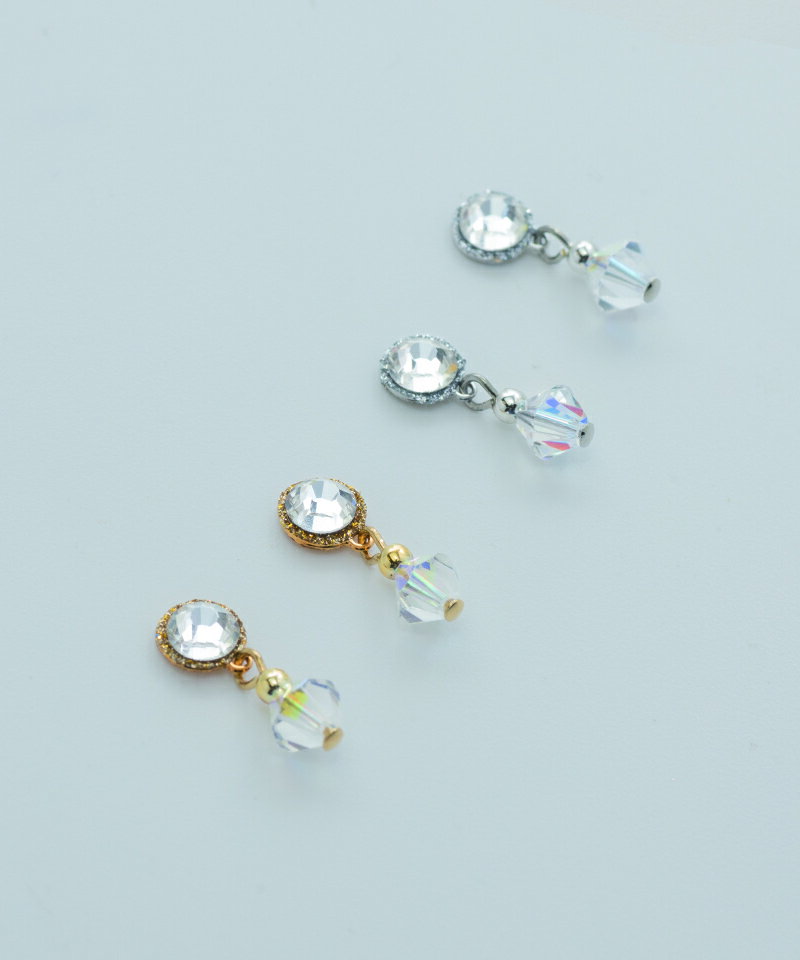 [型番:TB-51]どんなファッションとも相性よく決まる絶妙なサイズ感。揺らめくクリスタルが耳元を引き立ててくれます。■カラー：シルバー、ゴールド全長：約1.1cm/幅：約0.6cm/対応シート：丸型小※(　)で表記されている数字はヌードサ...