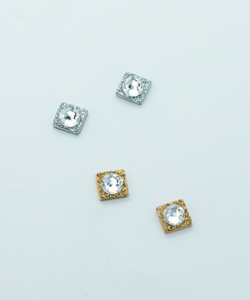 [型番:TB-008]ワンポイントのスクエアはすっきりとした耳元に。重ね付けにもピッタリです◎■カラー：シルバー、ゴールド全長：約0.7cm/幅：約0.7cm/対応シート：スクエア※(　)で表記されている数字はヌードサイズです。ヌードサイズ...