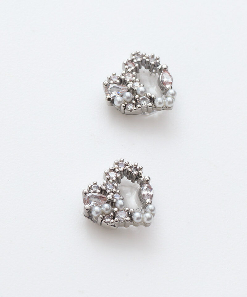 [型番:HY2-487]ハートのモチーフに散りばめられた小さなパールとストーンが煌めきます。小ぶりながらも洗練されたデザインで、特別な日の演出にもぴったりです♪樹脂プレート使用で、敏感肌の方も特に安心してご使用いただけます！■カラー：シルバ...