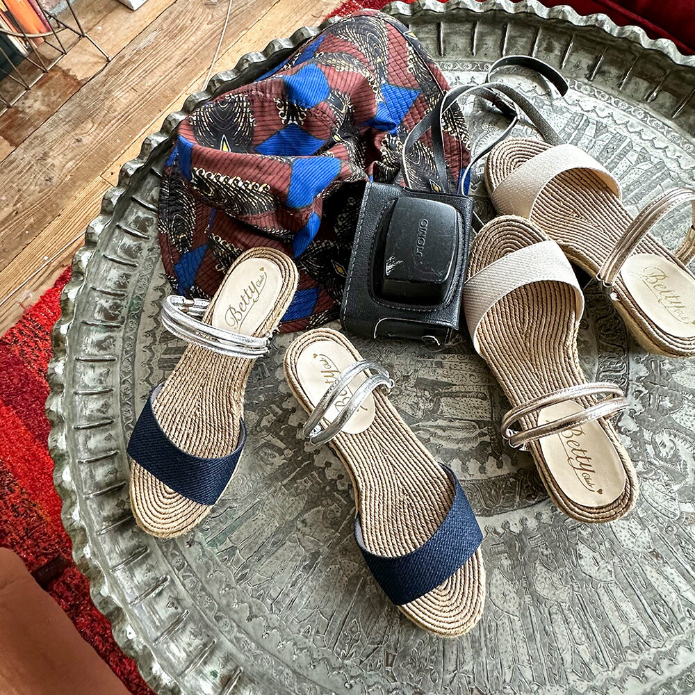 【Betty Club 26SS新作商品】安定感のある、涼し気なジュート巻きウェッジサンダル。ストラップは2way仕様で、ミュールサンダルやアンクルストラップサンダルとして履いていただけます。その日の気分やスタイリングに合わせて、お楽しみく...