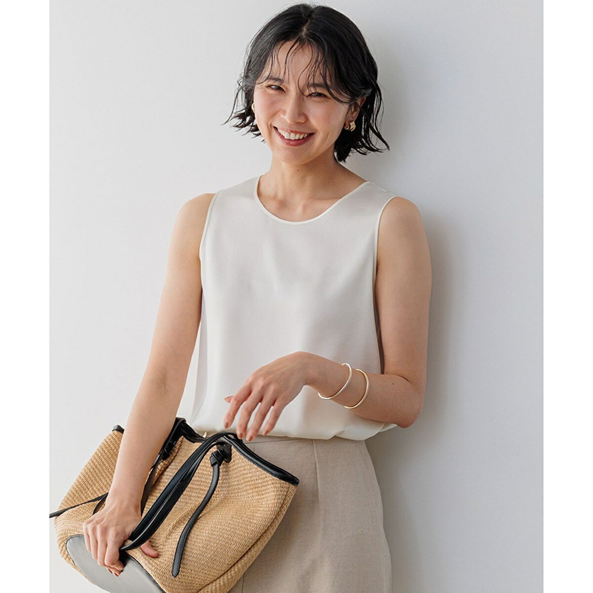 [型番：KKWSCM0541]2024 Spring ＆ Summerシンプルだけど洒落感満載、万能タンクトップ■デザイン衿ぐり、袖ぐりを4mmのトリミングで始末した、繊細なつくりのタンクトップ。肩幅も下着の紐が見えない安心幅です。袖ぐりの...